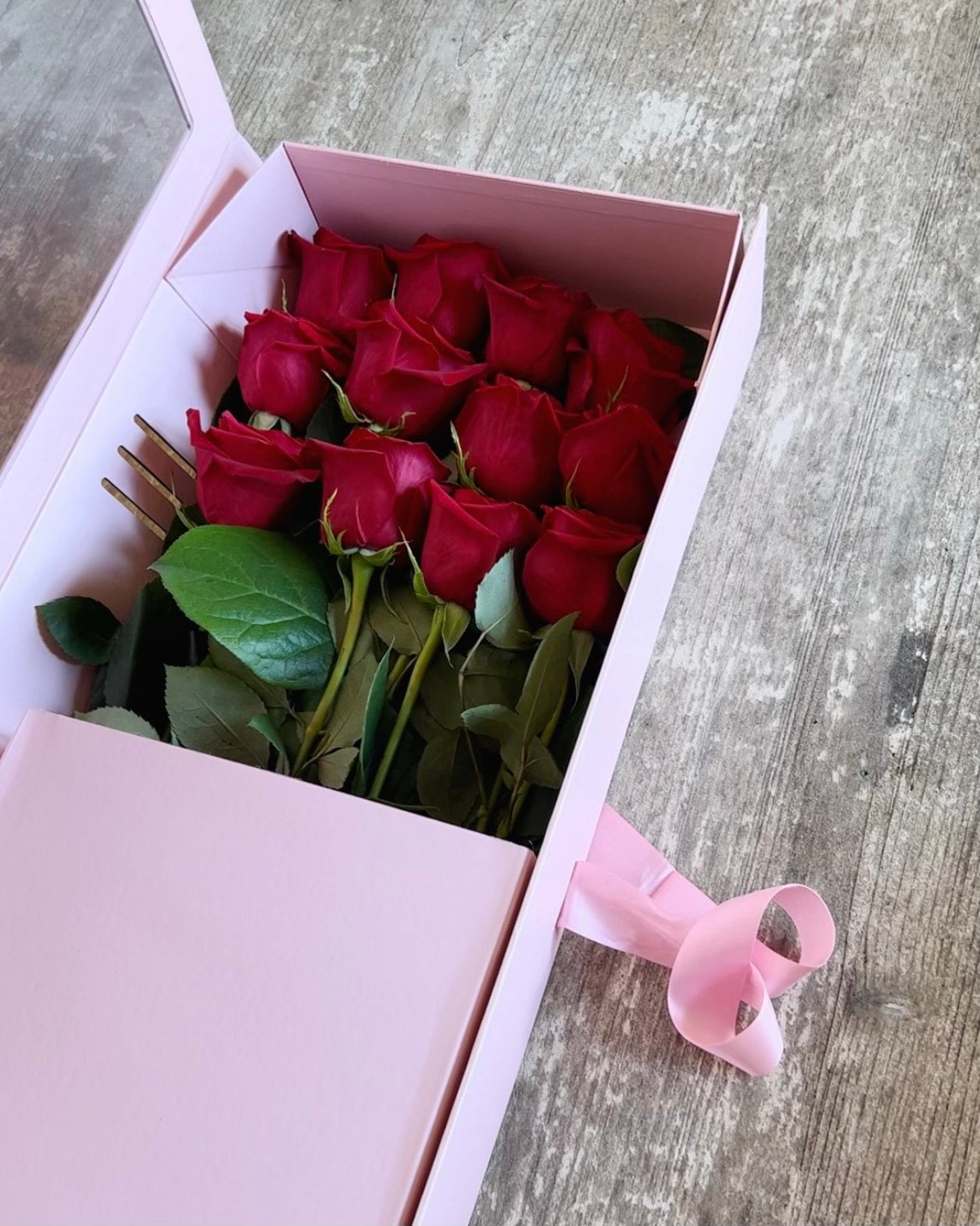 Boxed Dozen Roses | Lary's Designs